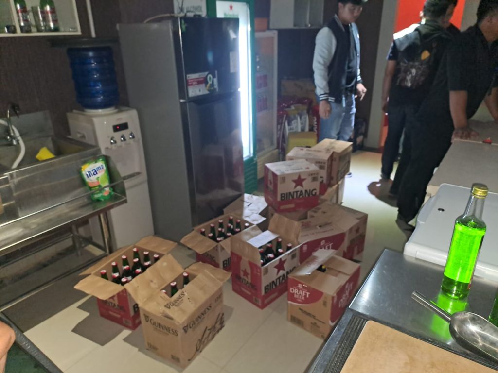 Cafe Valerio Kembali Langgar Aturan, Polisi Sita Ratusan Botol Miras