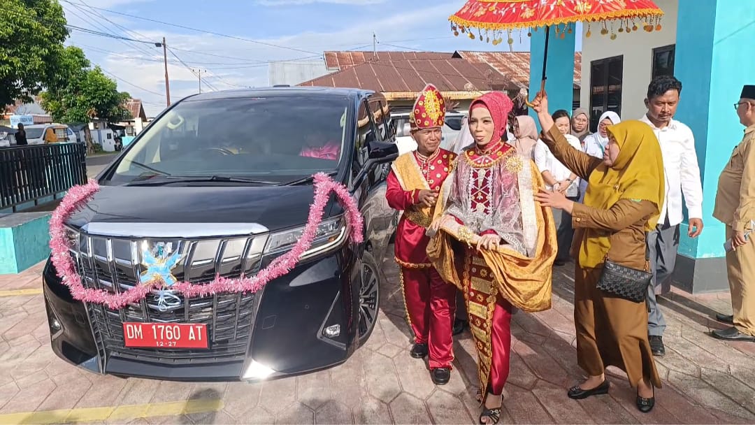 Tolak Mobil Dinas Alphard, Adhan Dambea Justru Bantu Pinjamkan ke Warga ...