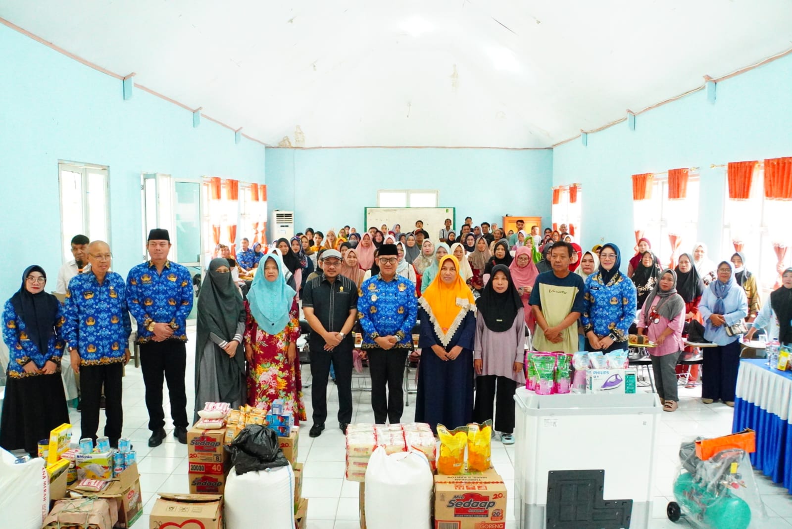 Serahkan Bantuan ke Pelaku Usaha, Indra Gobel Dorong Pertumbuhan ...